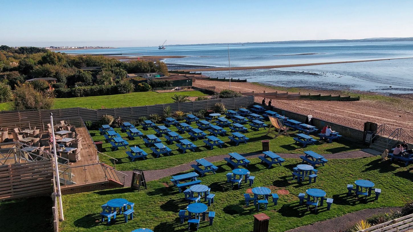Osborne View Pub Beer Garden, Fareham | Beachfront Drinks & Dining